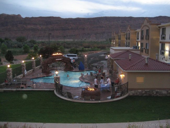 Holiday Inn Express & Suites Moab, Moab UT - MountainZone
