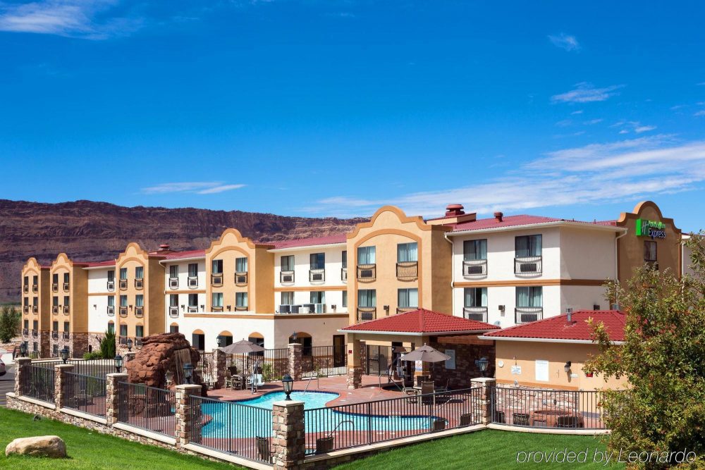 Holiday Inn Express & Suites Moab, Moab UT - MountainZone