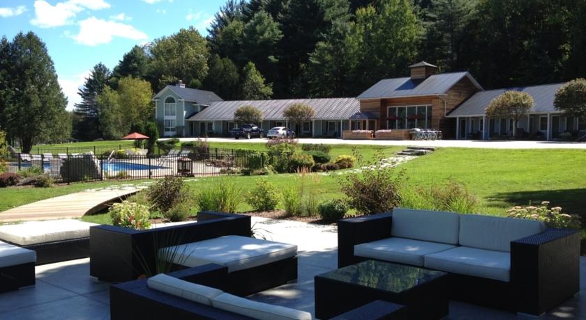 Mountain Road Resort, Stowe VT - MountainZone